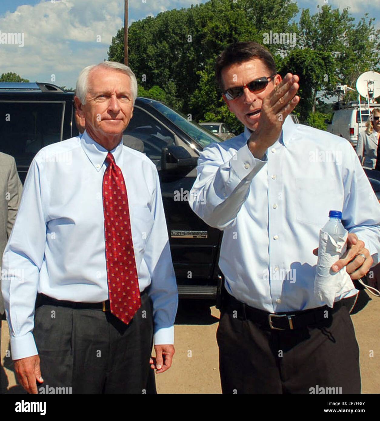 Kentucky Gov. Steve Beshear, left, listens as project engineer Tom ...