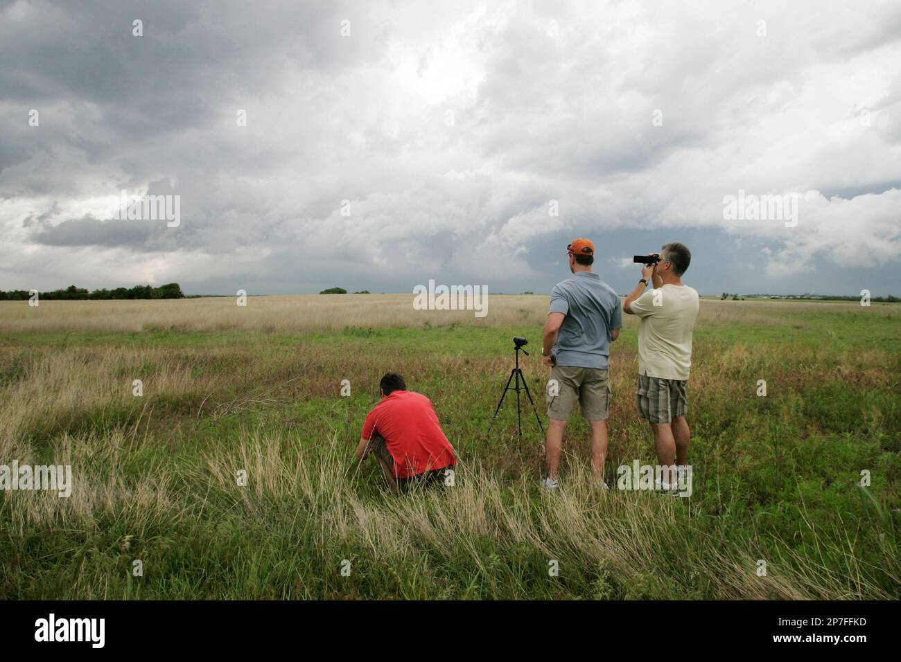 ***File*** In this May 19, 2010 photo, storm chasers from left, Rob Ross, of Arlington, Texas ...