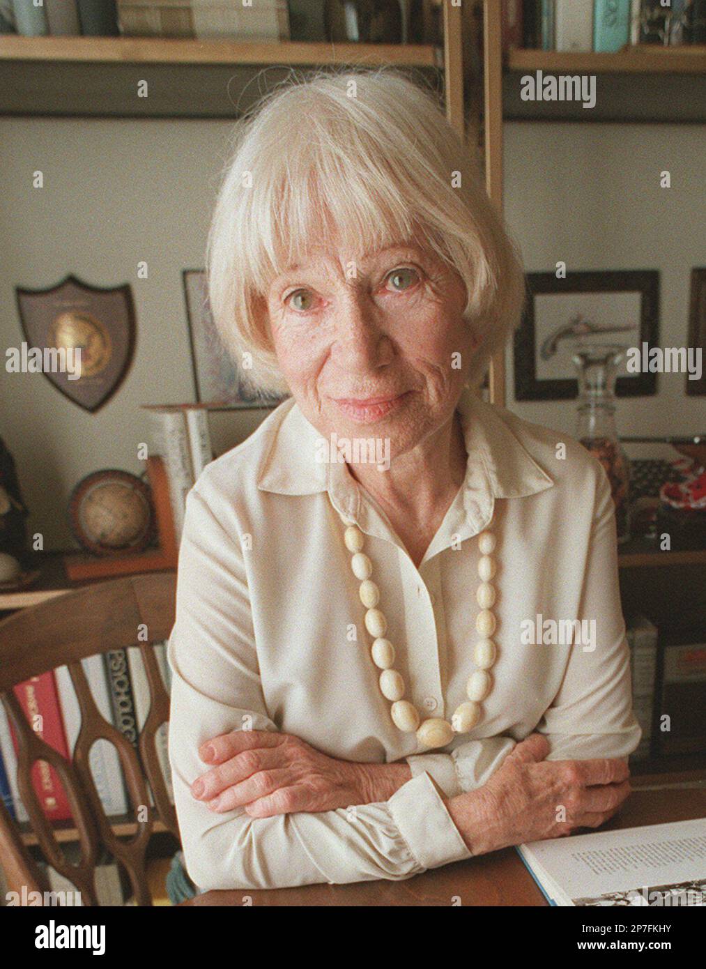 File ***Edith Shain, the nurse in the famous Life magazine kiss photo ...