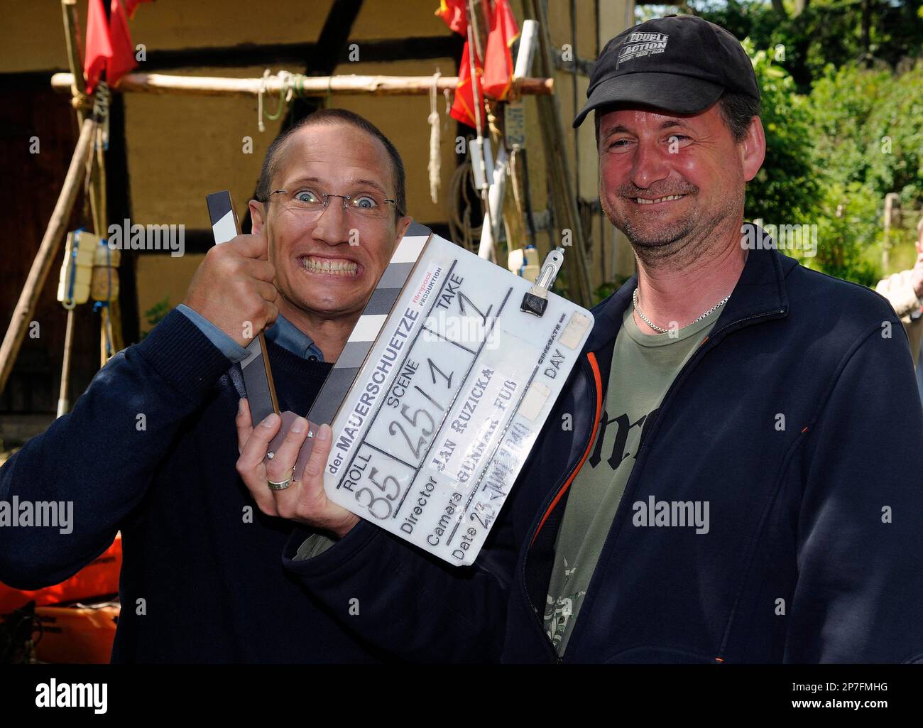 Am Filmset fuer den Fernsehfilm "Der Mauerschuetze" posieren am ...