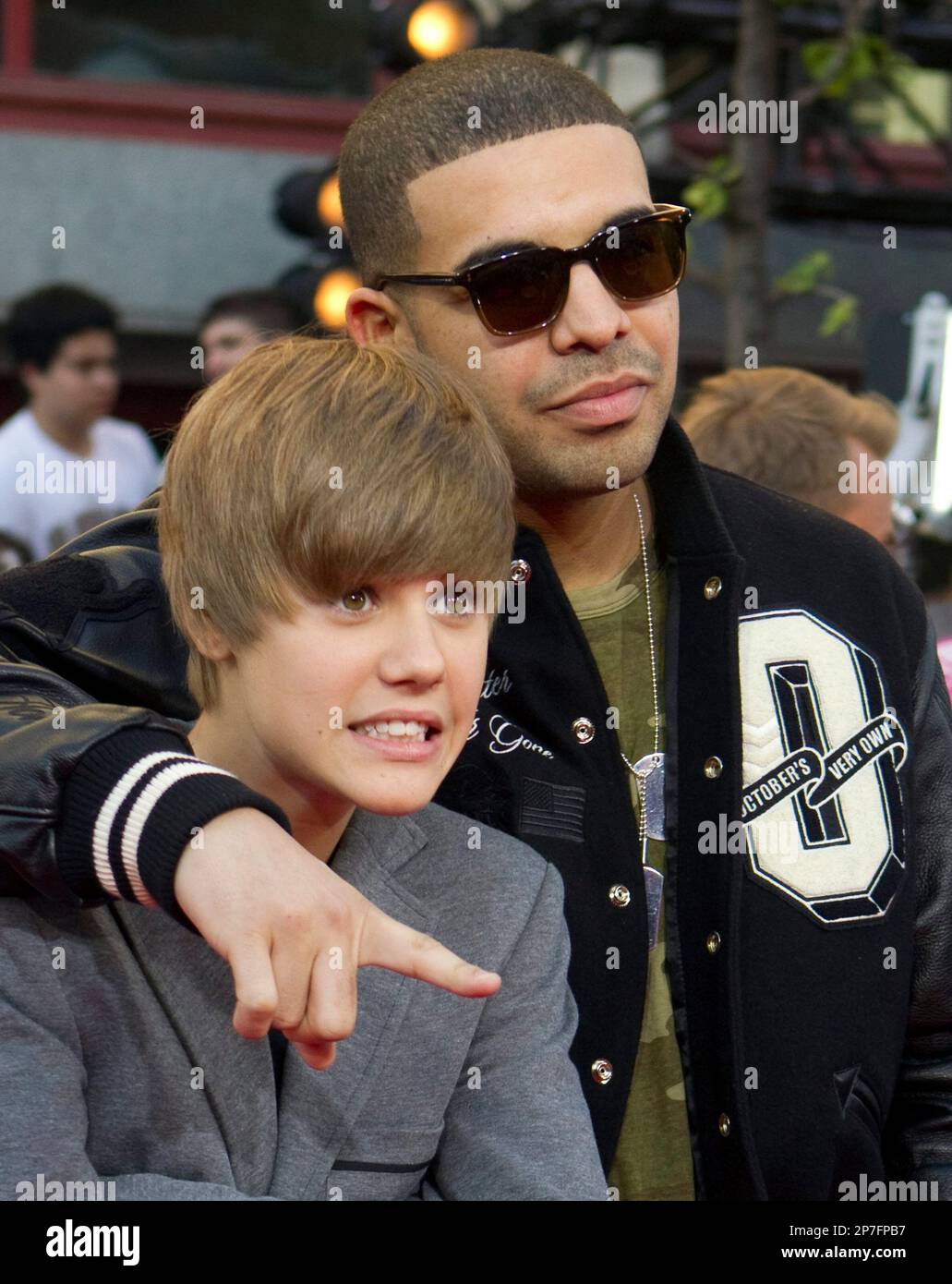 Justin Bieber and Drake, right, pose for a photograph on the red carpet ...