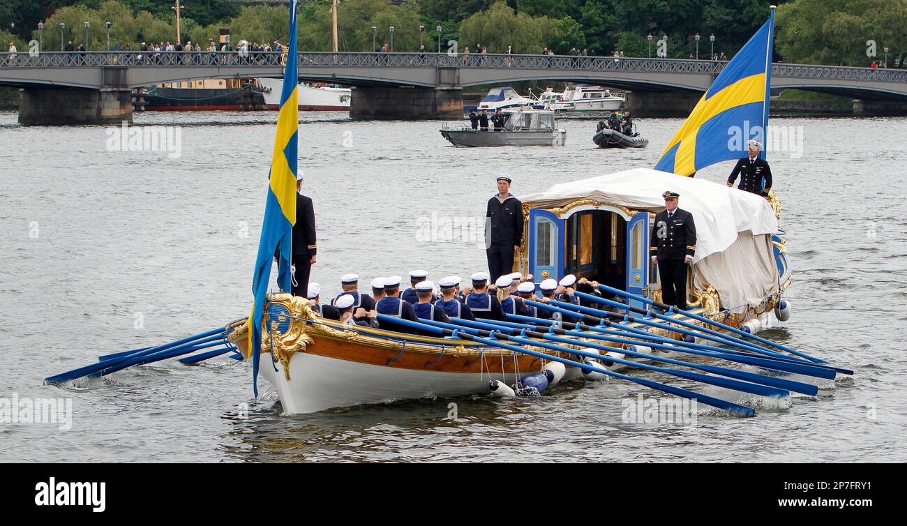 Rowers of the royal sloop 'Vasaorden' arrive at the Royal Palace in ...