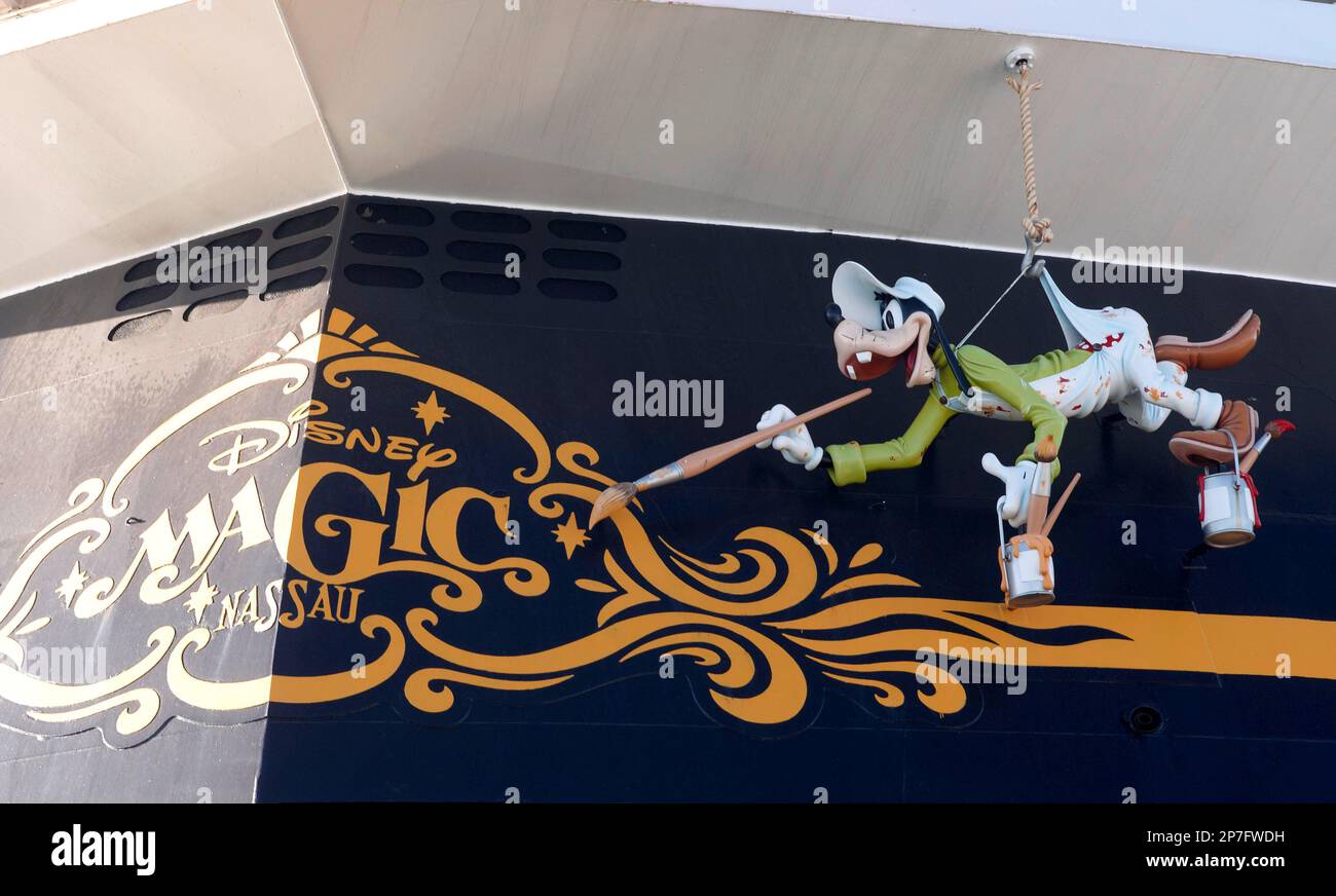 Eine Disney Figur haengt am am Mittwochmorgen, 16. Juni 2010, am Heck ...
