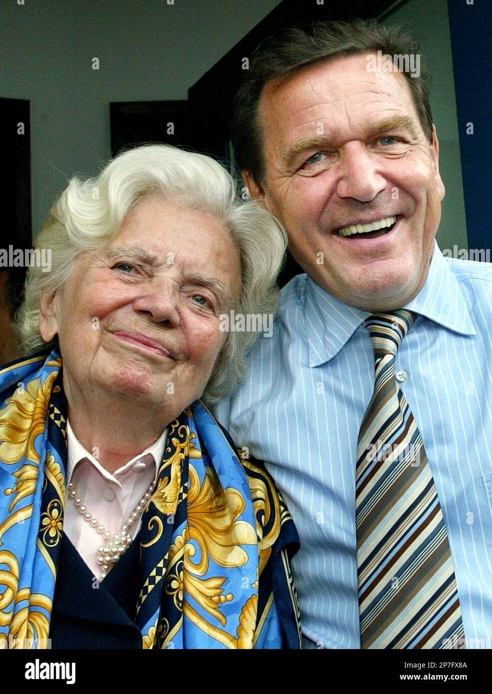 ARCHIV - Bundeskanzler Gerhard Schroeder, rechts, posiert zusammen mit ...