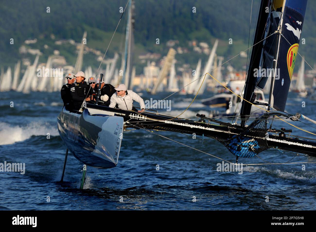 Segler auf einem Katamaran fahren am Freitag, 04. Juni 2010, bei der 60 ...