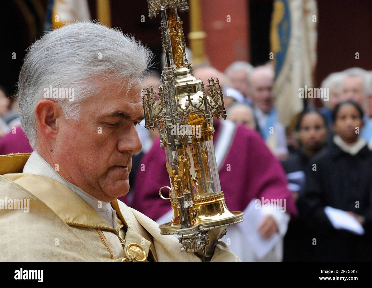Bischof Bernd Uhl traegt am Mittwoch, 03. Juni 2010, waehrend der ...