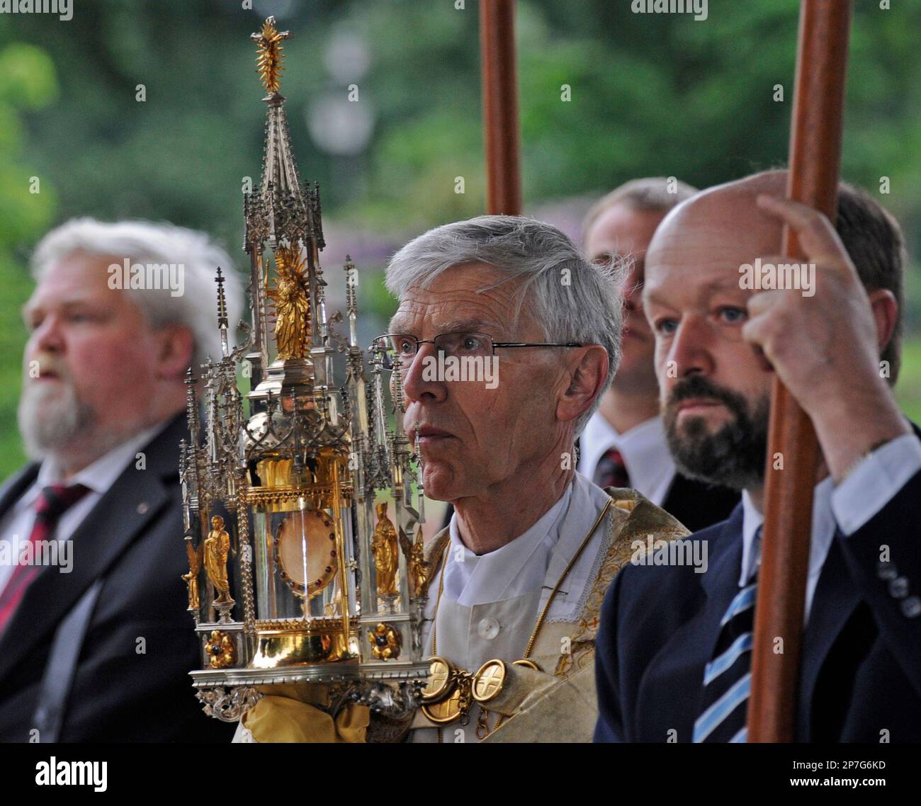 Weihbischof Paul Friedrich Wehrle traegt am Mittwoch, 03. Juni 2010 ...