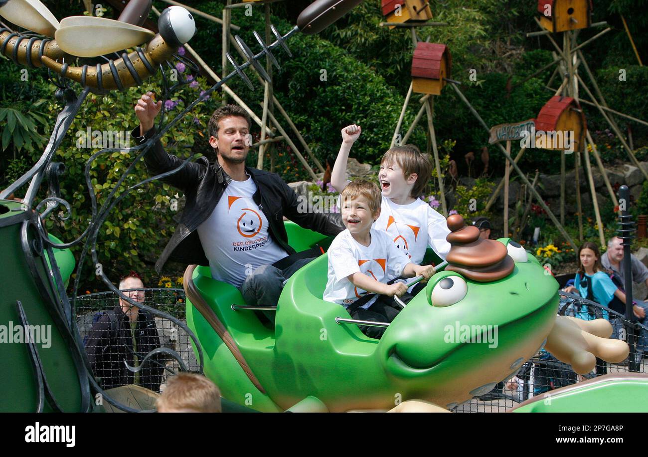 Der Schauspieler Wayne Carpendale faehrt am Freitag, 28. Mai 2010, im ...