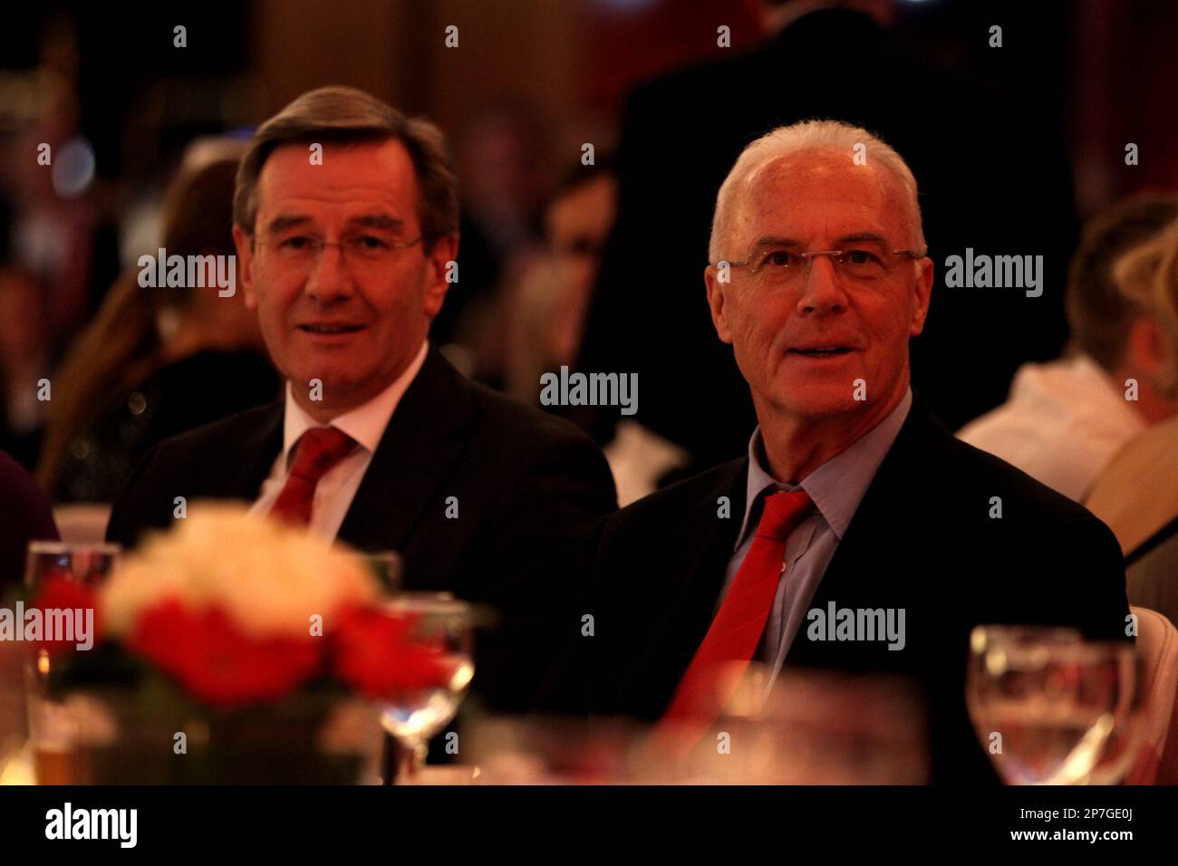 Das Vorstandsmitglied von FC Bayern Muenchen, Karl-Heinz Hopfner, links ...