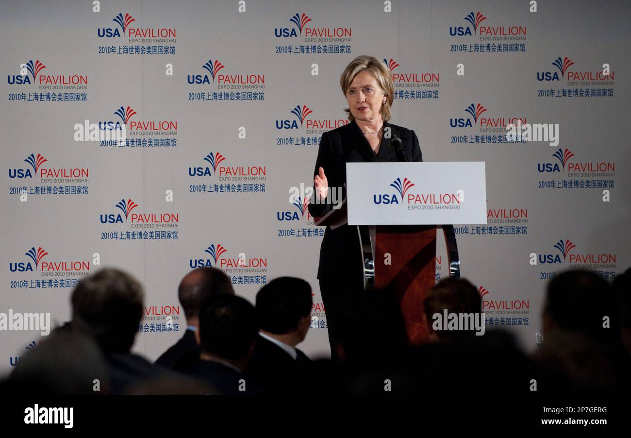 US Secretary of State Hillary Rodham Clinton speaks at a dinner to ...