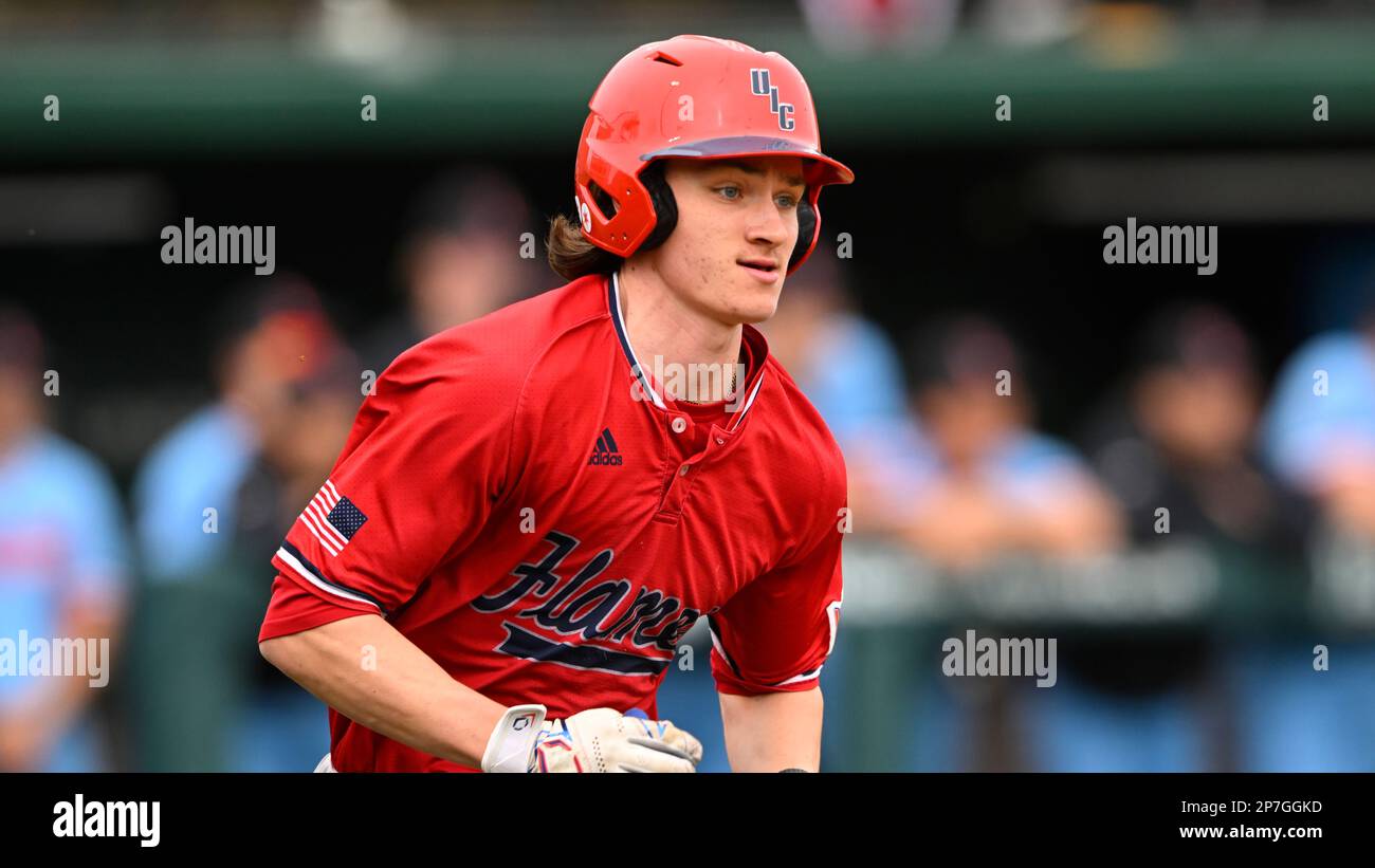 UI Chicago infielder Zane Zielinski (3) plays in an NCAA baseball game ...