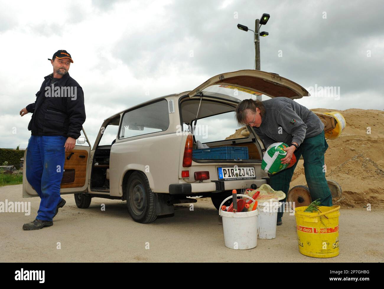 Irena Schulze, rechts, und Torsten Albrecht beladen am Dienstag, 18 ...