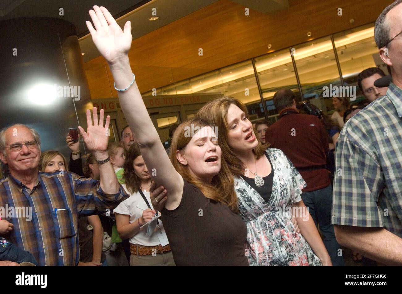 Idaho missionary Laura Silsby, left, sings with her sister Kim Barton ...