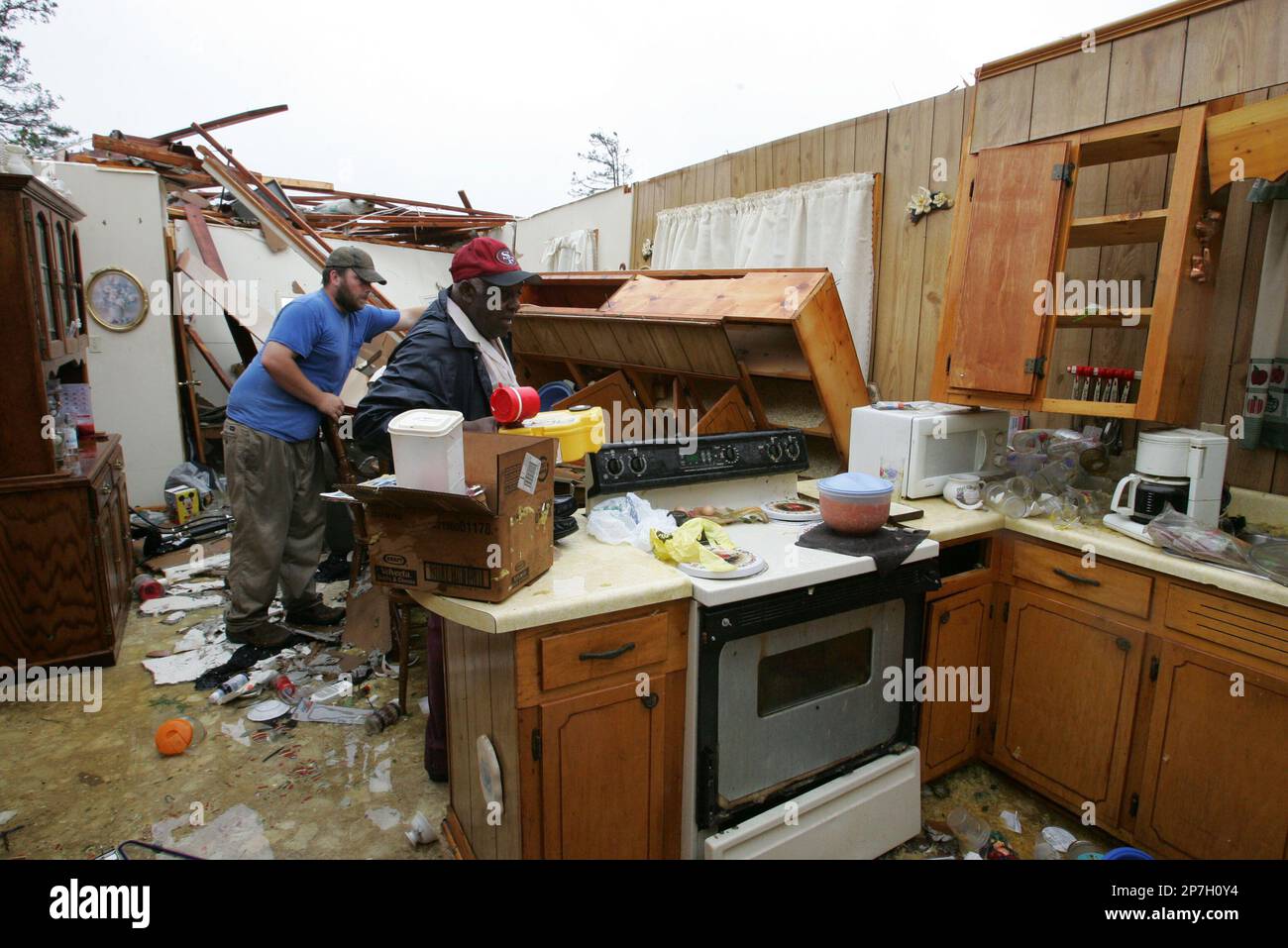 James Swinford Jr., left, tries to help homeowner, William Tipler ...