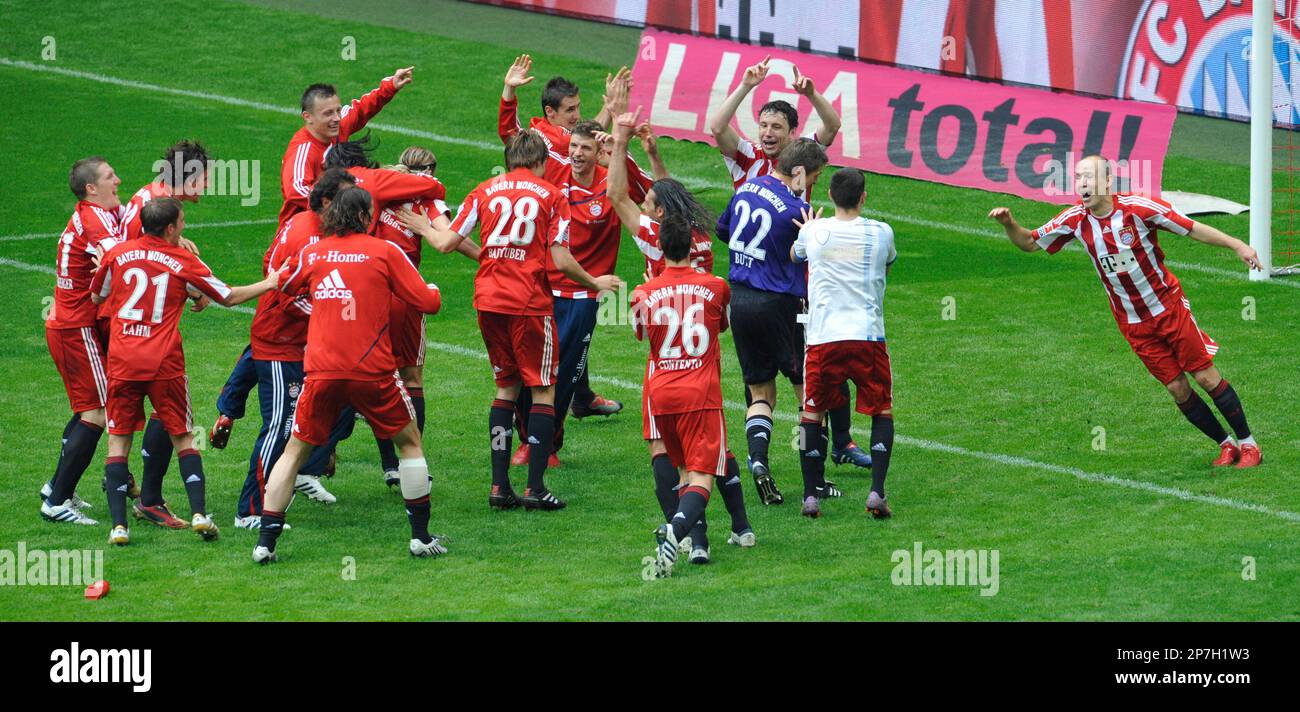 Munich players celebrate after the German first division Bundesliga ...