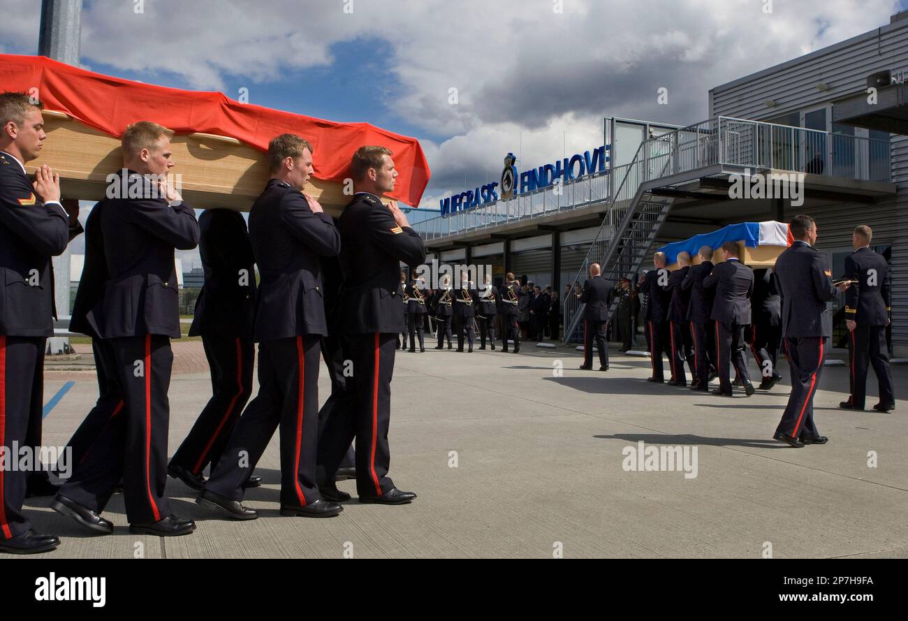 Dutch honor guard soldiers carry the coffins of Dutch marines Jeroen ...