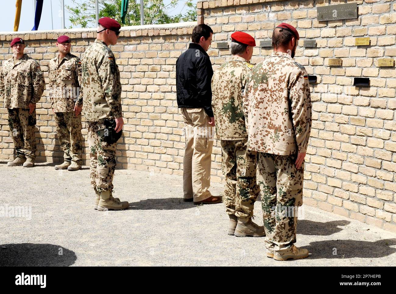 Verteidigungsminister Karl-Theodor zu Guttenberg (3.v.r.) ehrt am Mittwoch, 14.04.2010, im ...