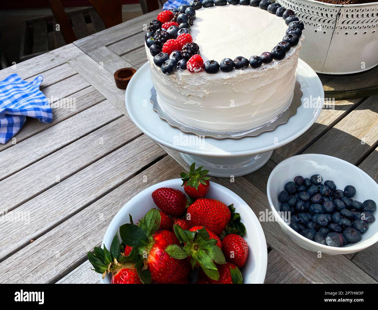 Frosted cake with strawberries hi-res stock photography and images - Alamy