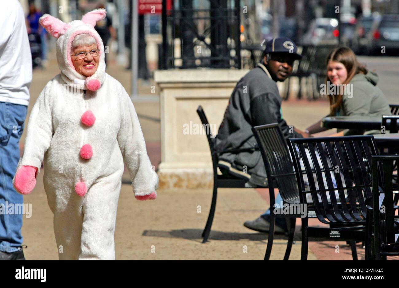 In this March 31, 2010 photo, Leona Gordon, 85, from Dubuque, Iowa ...