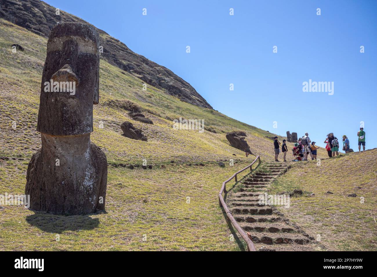Osterinsel, Chile. 07th Feb, 2023. Tourists walk past a 10-12 meter ...