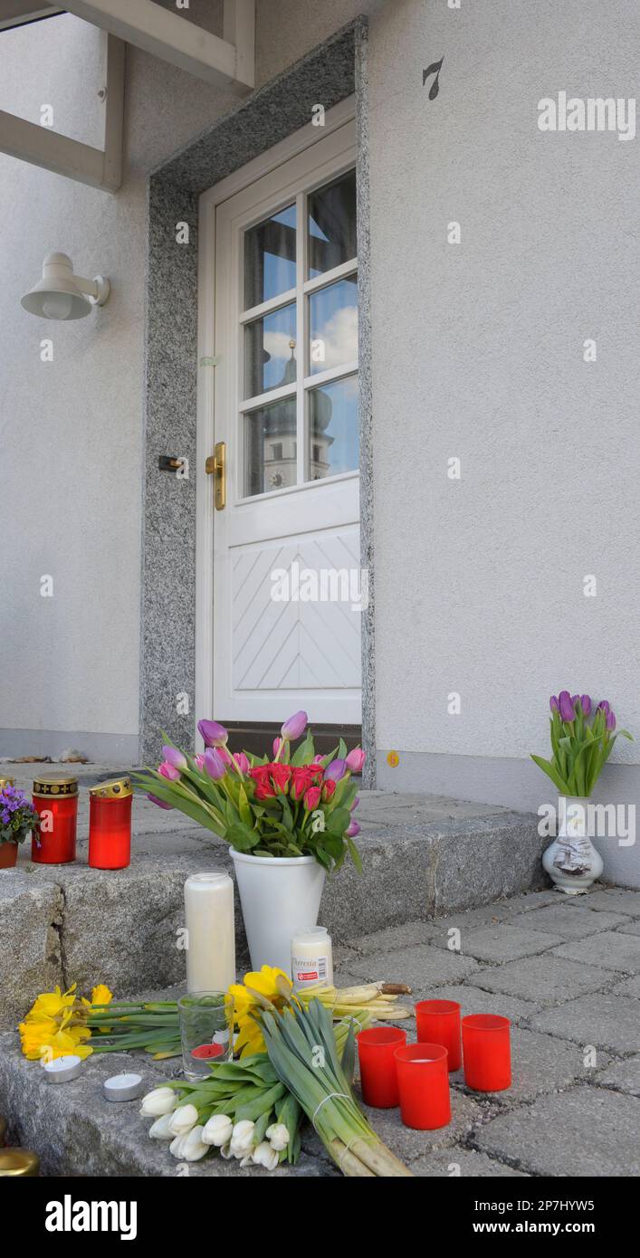 Blumen und Kerzen liegen am Mittwoch, 31. Maerz 2010, vor der Haustuer ...