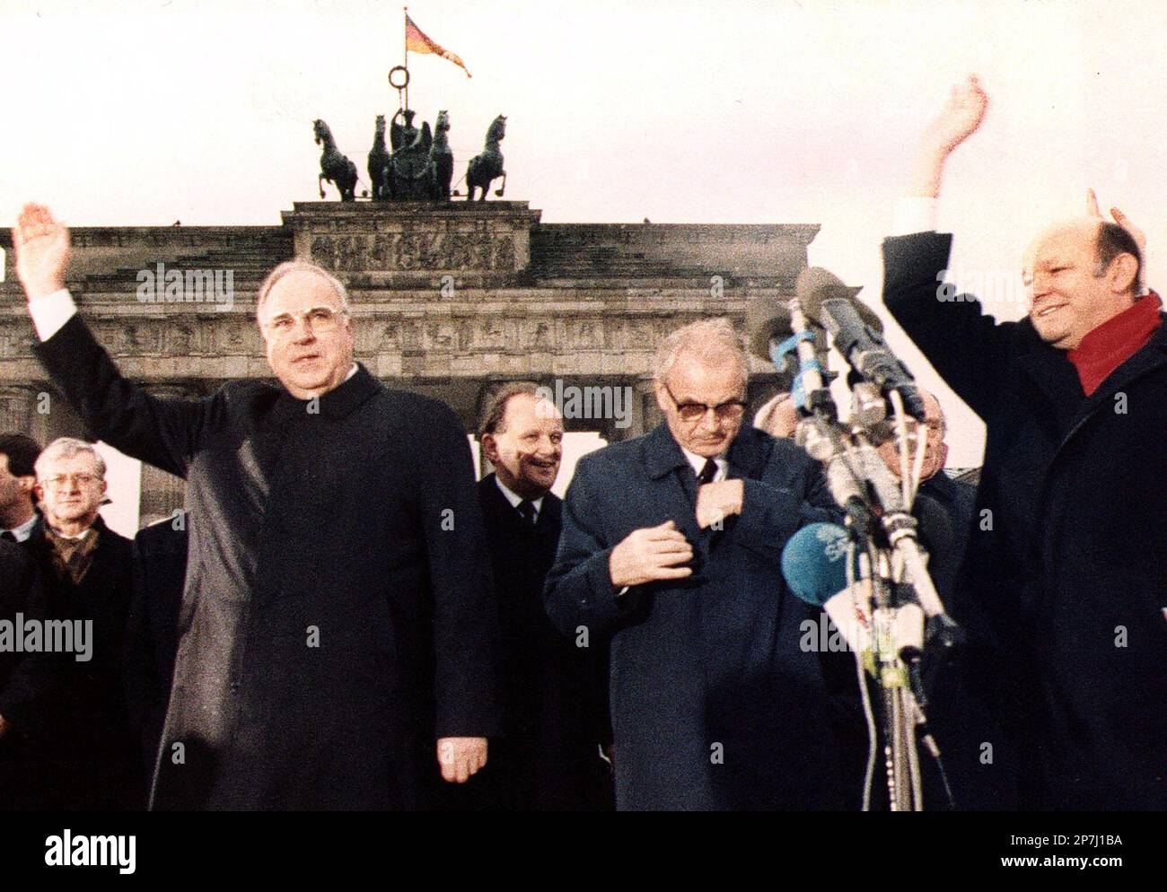 ARCHIV - Bundeskanzler Helmut Kohl, der Ost-Berliner Buergermeister ...