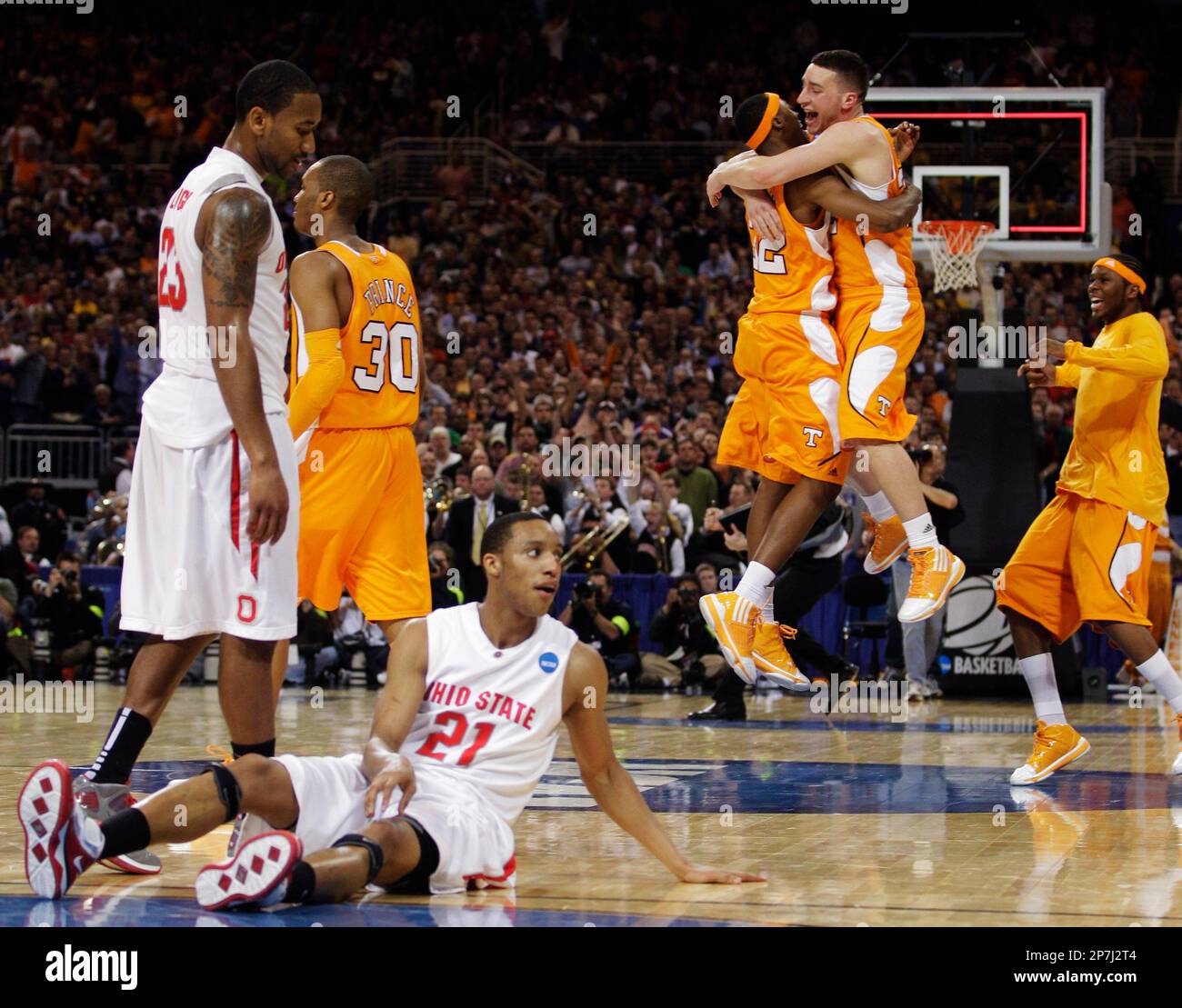 Tennessee's Scotty Hopson, left, and Steven Pearl embrace after their ...