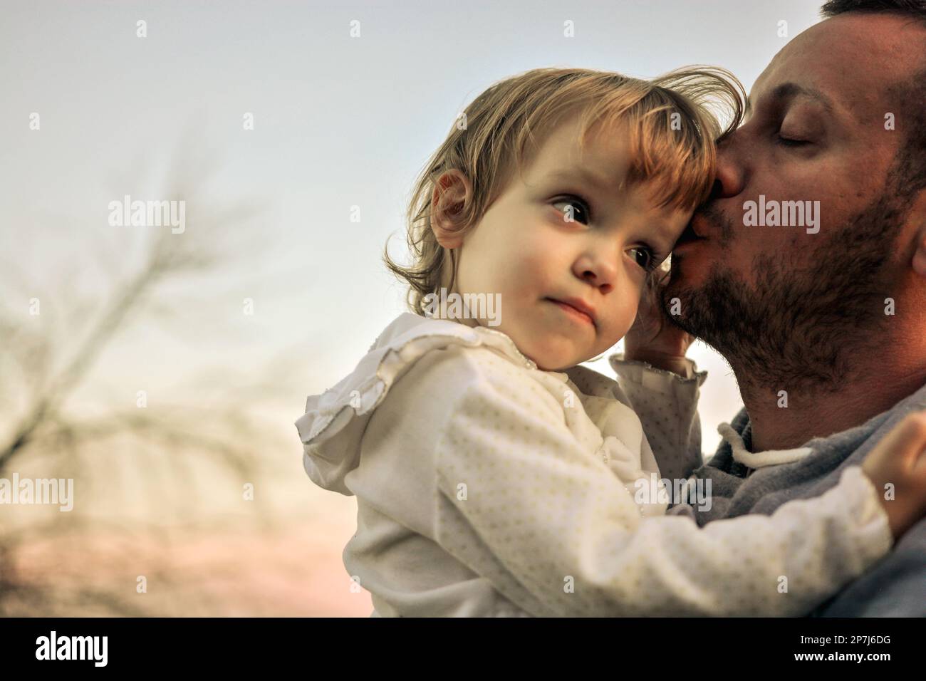 Father kissing girl hi-res stock photography and images - Alamy