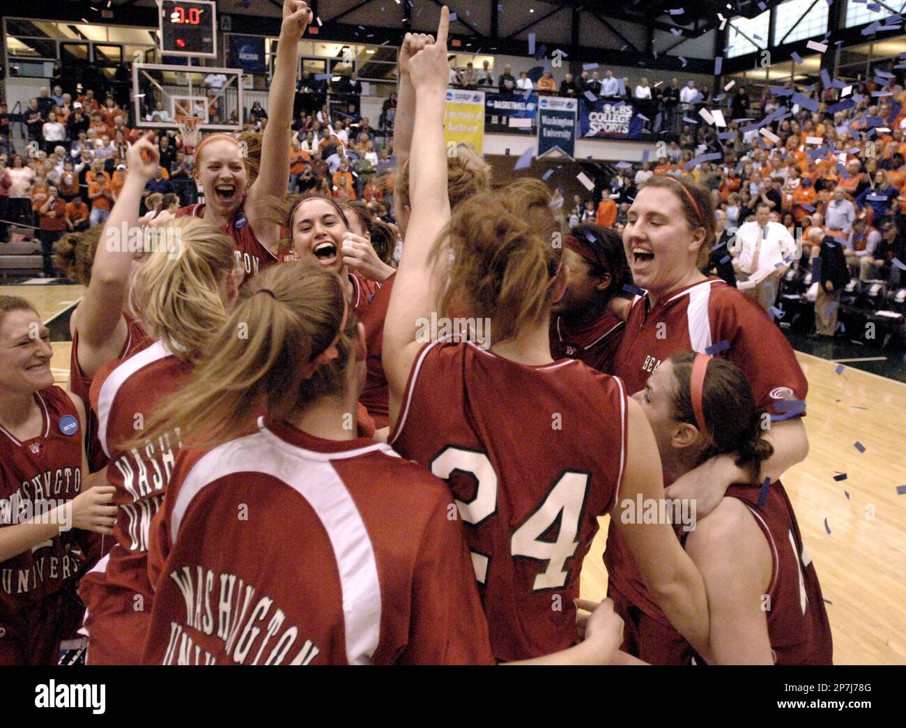Washington Univeristy players celebrate after defeating Hope College 65 ...