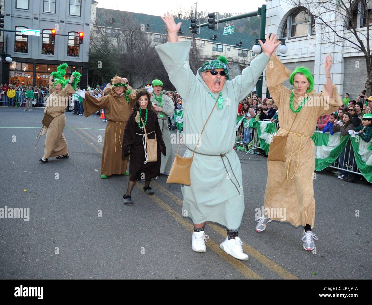 Bob Pierce, left, and Cheryle Poole of Hot Springs, Ark., lead the ...
