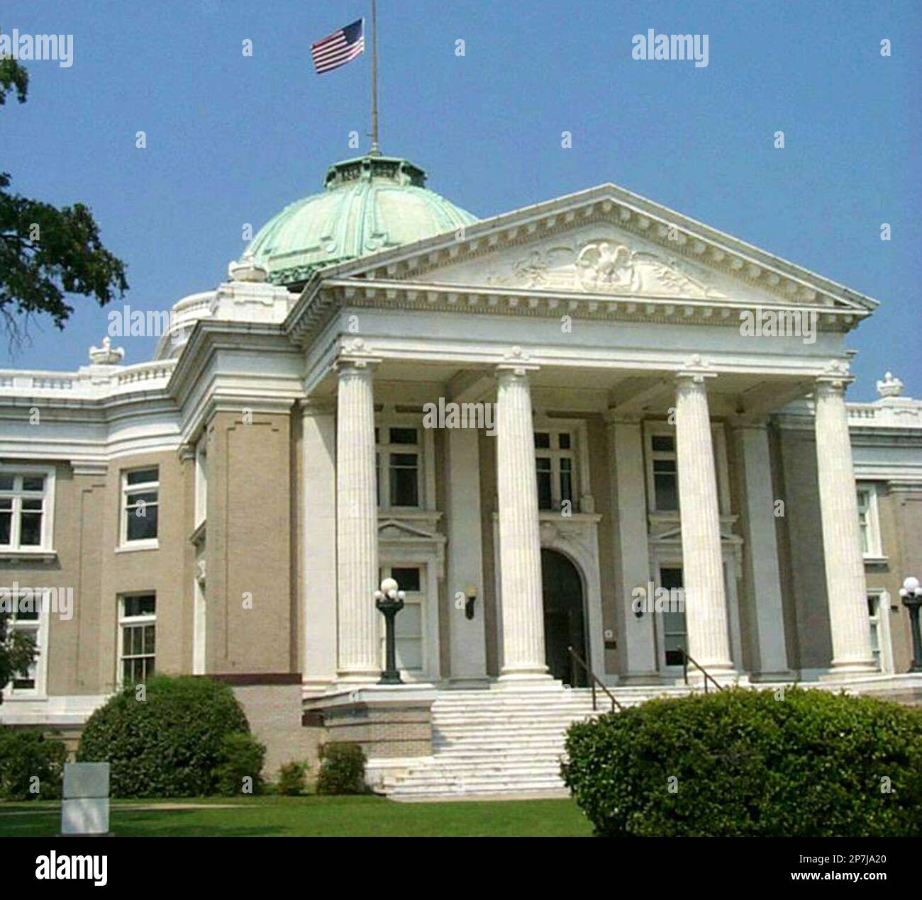 The Calcasieu Parish Courthouse, across the street from the 1911 City ...