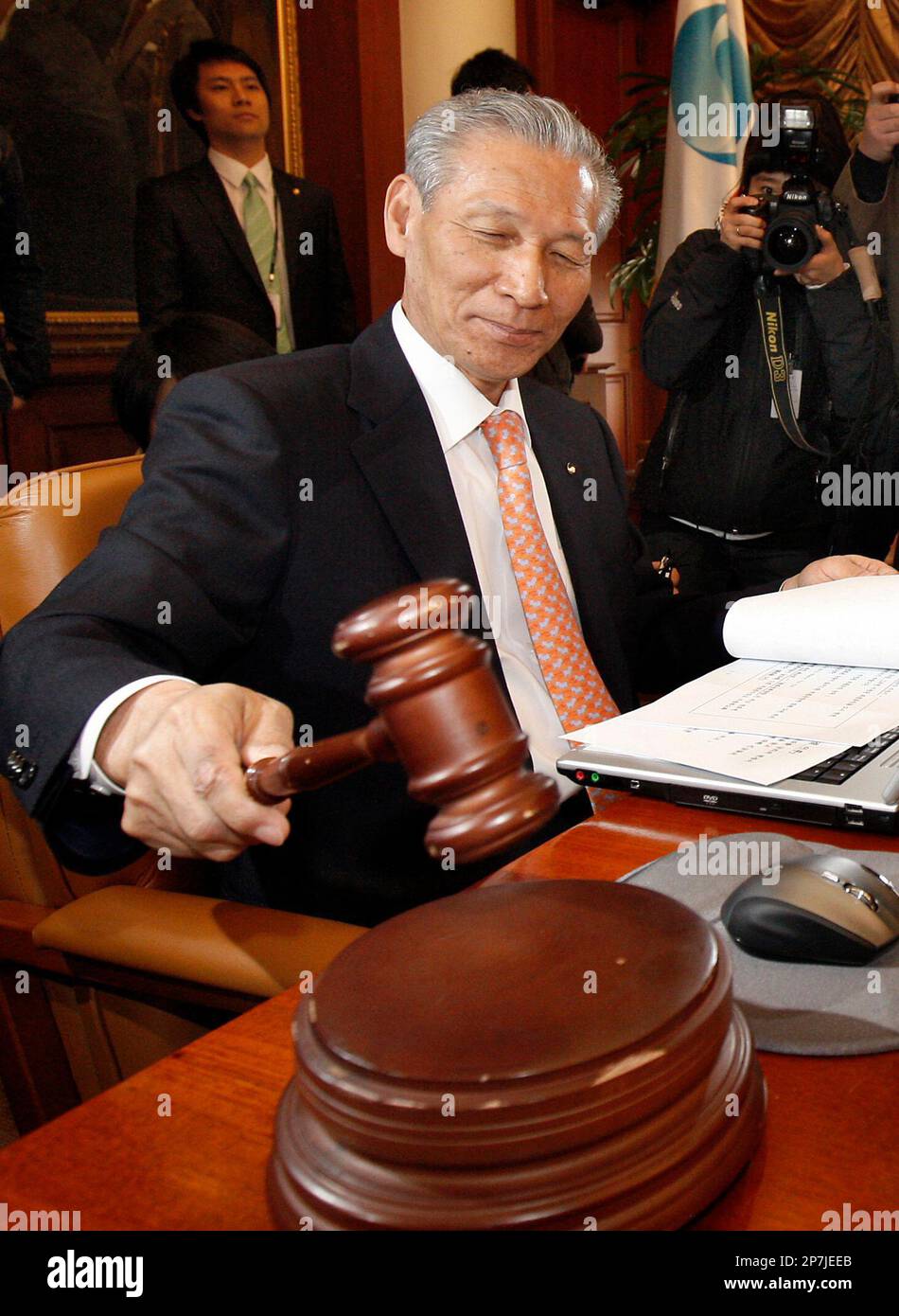 Lee Seong-tae, governor of the Bank of Korea, bangs the gavel to ...