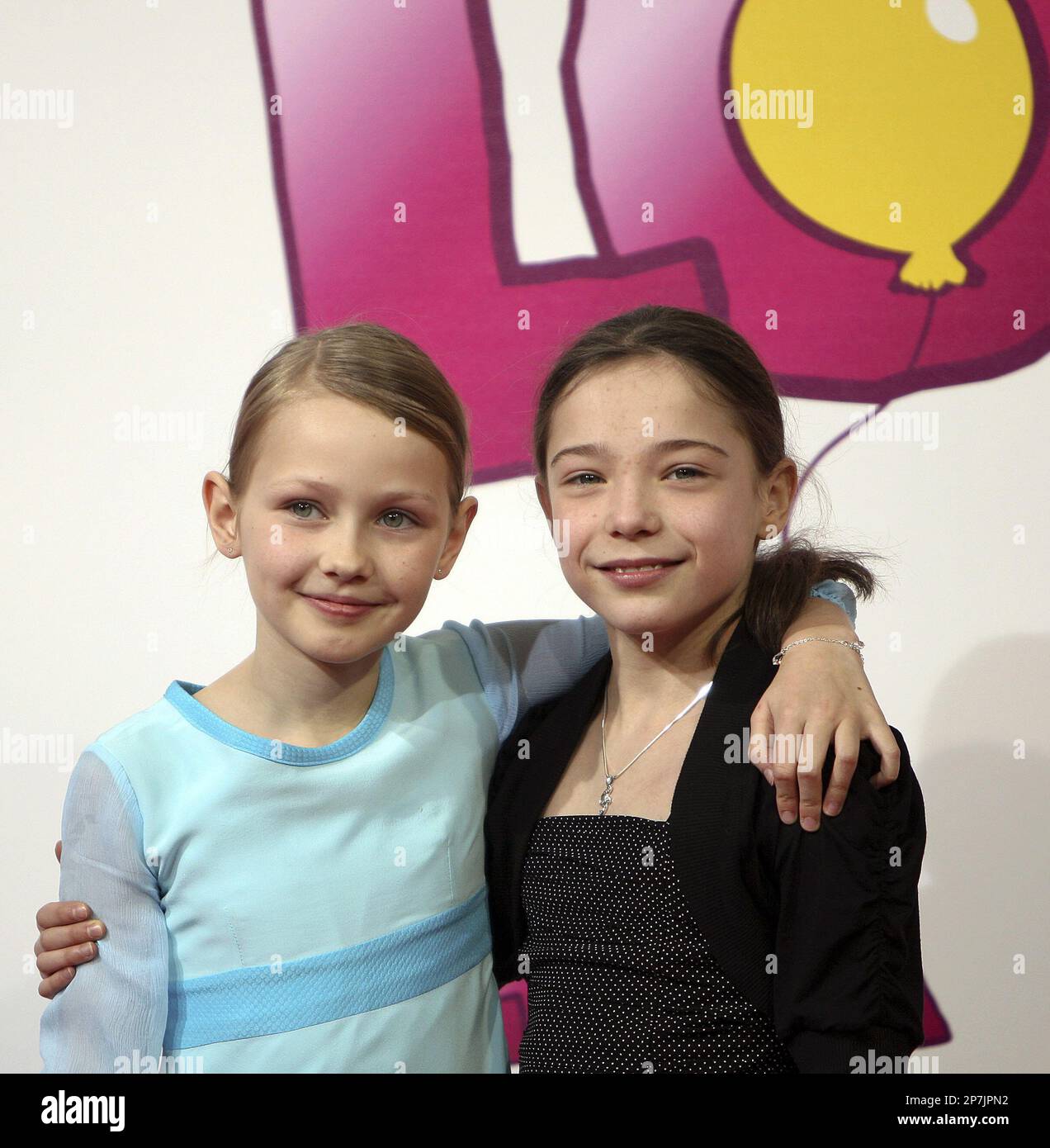 Die jungen Schauspielerinnen Meira Durand und Felina Czycykowski, von ...