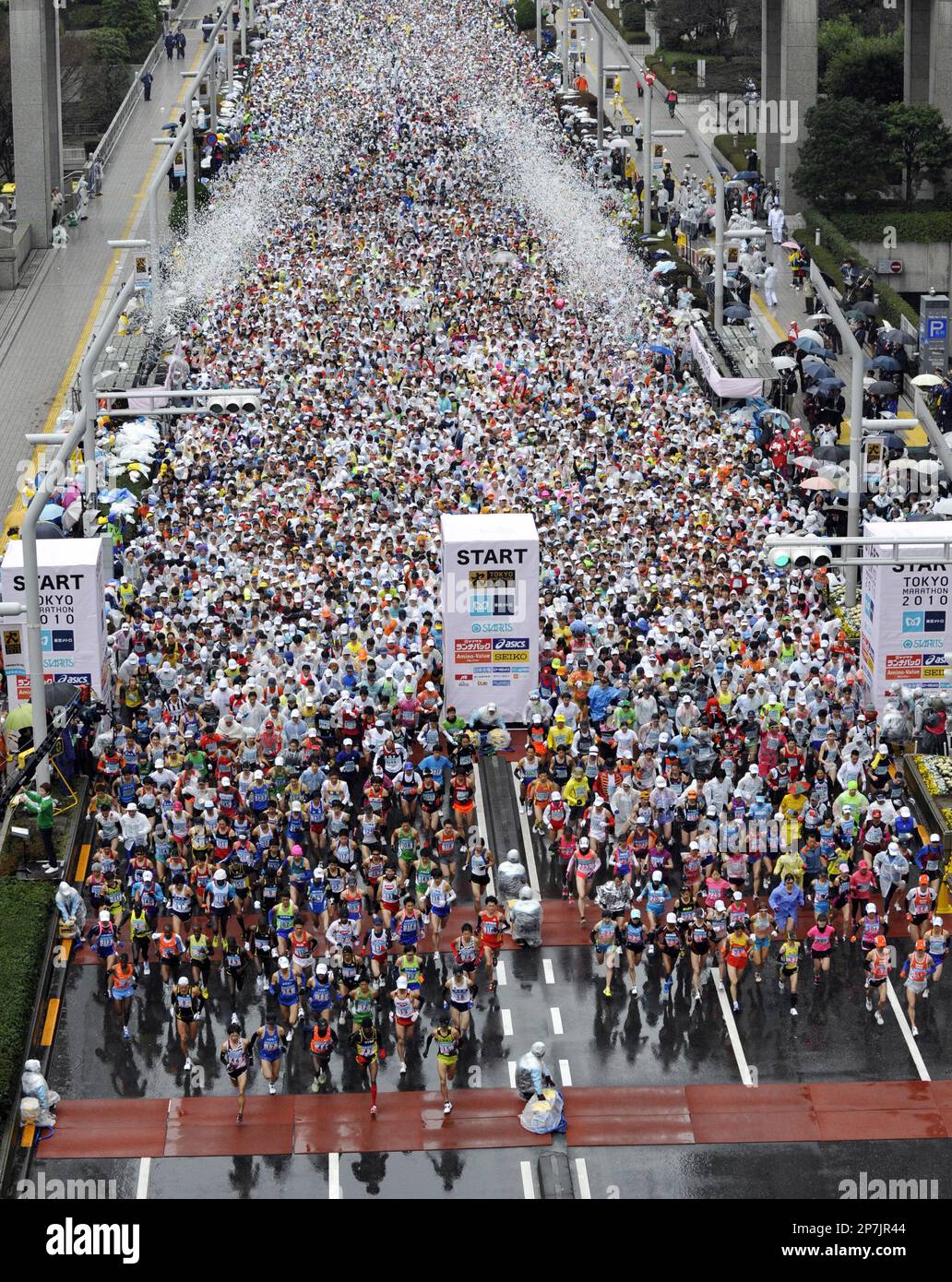 Thousands of runners fill the street in front of Tokyo City Hall at the ...