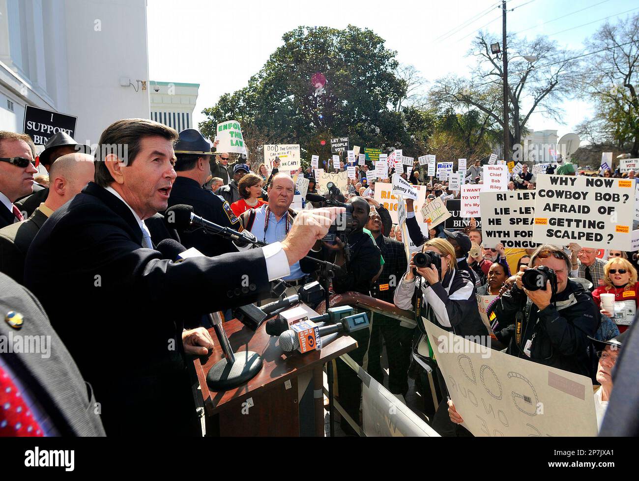 Alabama Governor Bob Riley speaks over the jeers of a crowd in favor of ...