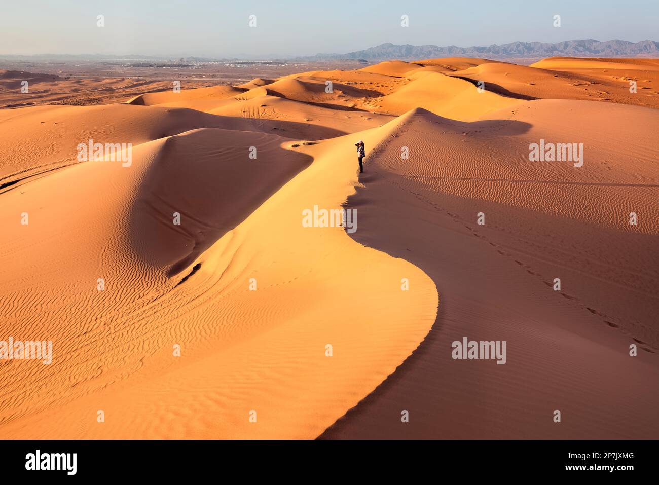 Desert solitude in the Wahiba Sands, Al Wasil, Oman Stock Photo - Alamy