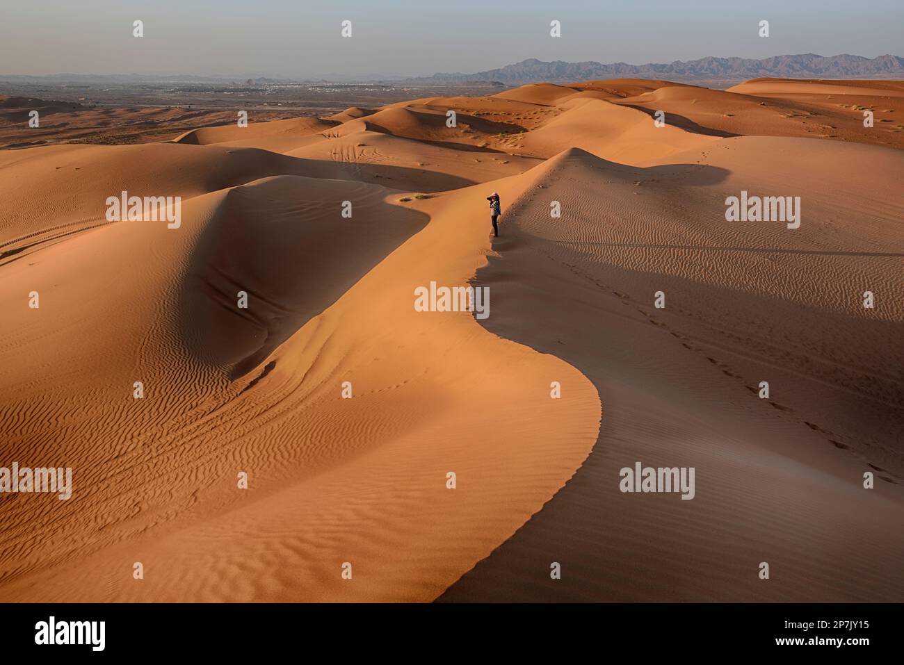 Desert solitude in the Wahiba Sands, Al Wasil, Oman Stock Photo - Alamy