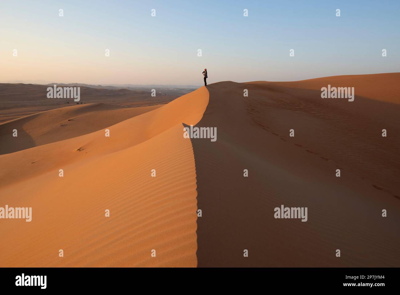 Desert solitude in the Wahiba Sands, Al Wasil, Oman Stock Photo - Alamy
