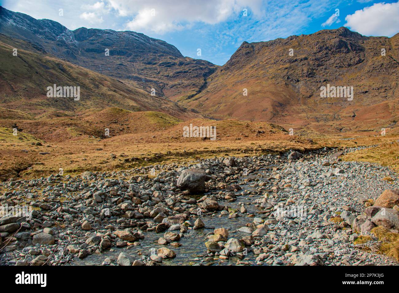 Beautiful Mickleden Valley, with views of Bowfell, Pike O'Stickle and ...
