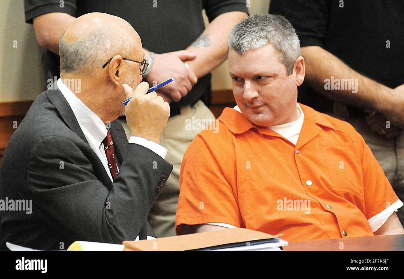 Kevin Wayne Dunlap, right, confers with attorney James Gibson before a pre-trial conference in ...
