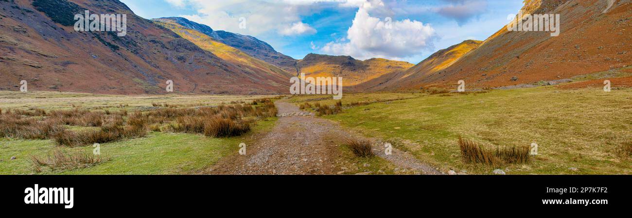 Beautiful Mickleden Valley, with views of Bowfell, Pike O'Stickle and ...