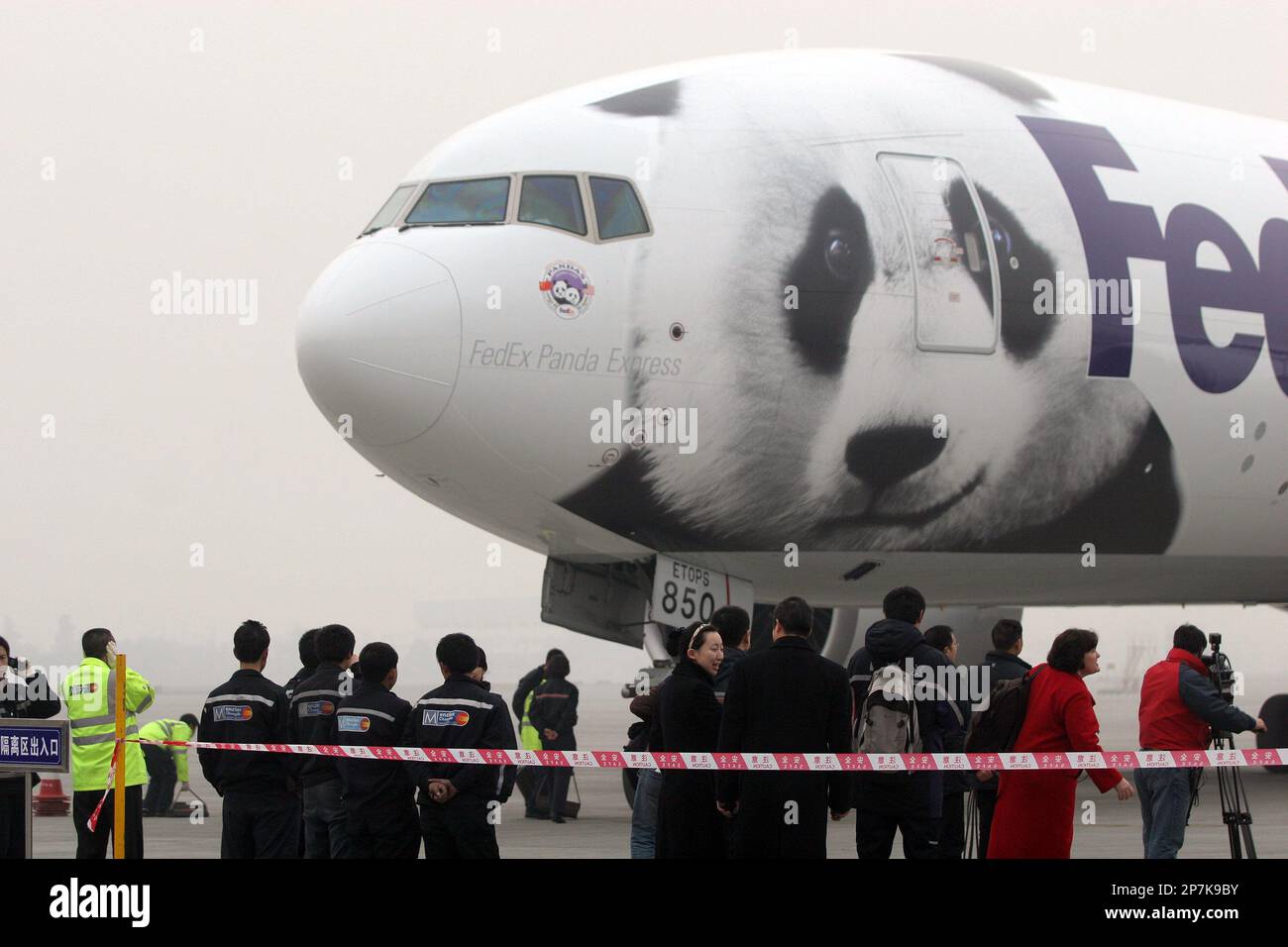 Worker unload a cage which carry panda Tai Shan in a FedEx plane, and ...