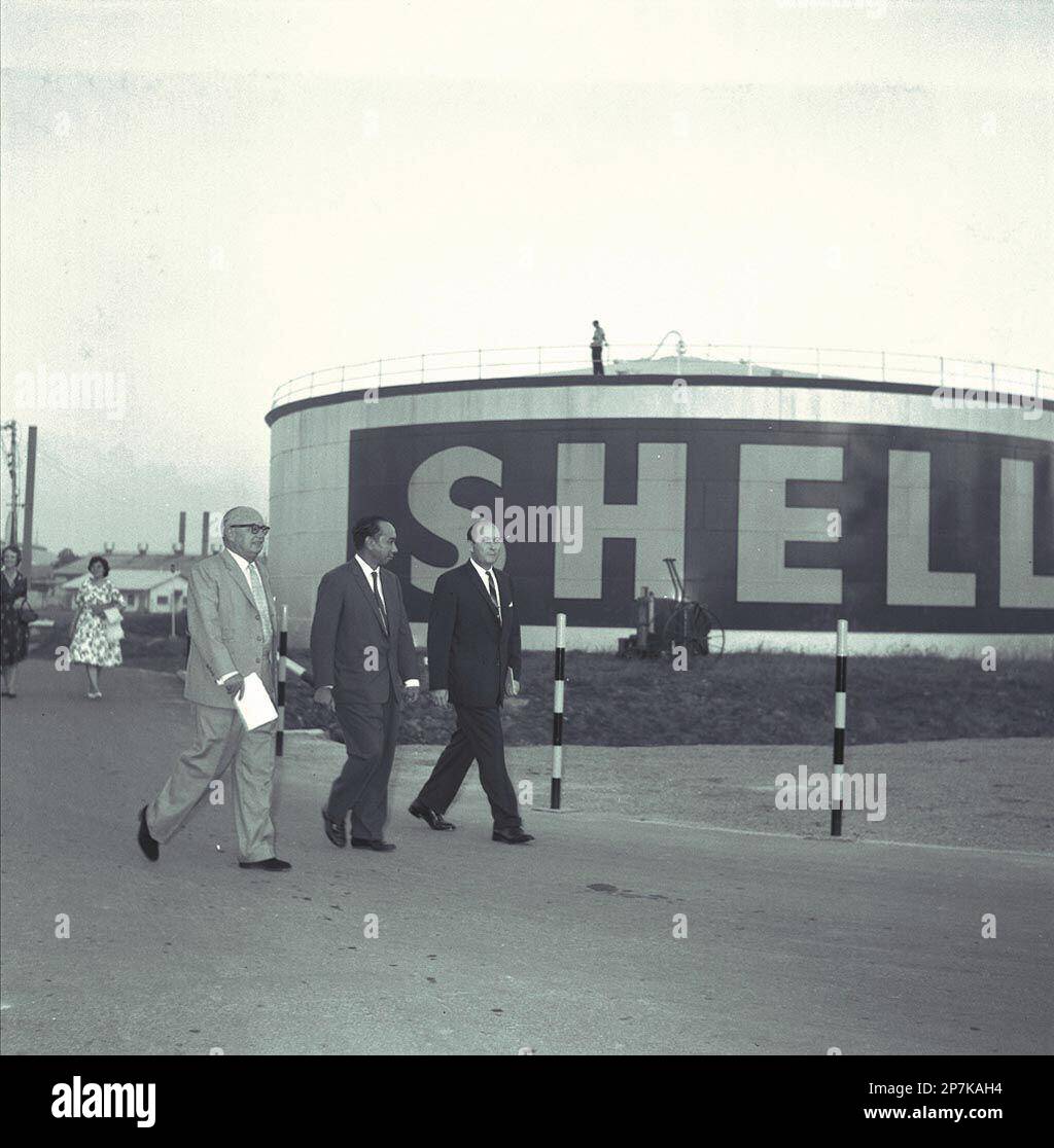 Finance Minister Dr Goh Keng Swee (centre), inaugurated the new Shell ...