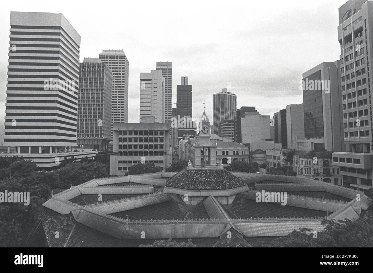 Shenton Way - in the foreground is the Telok Ayer hawker centre ...