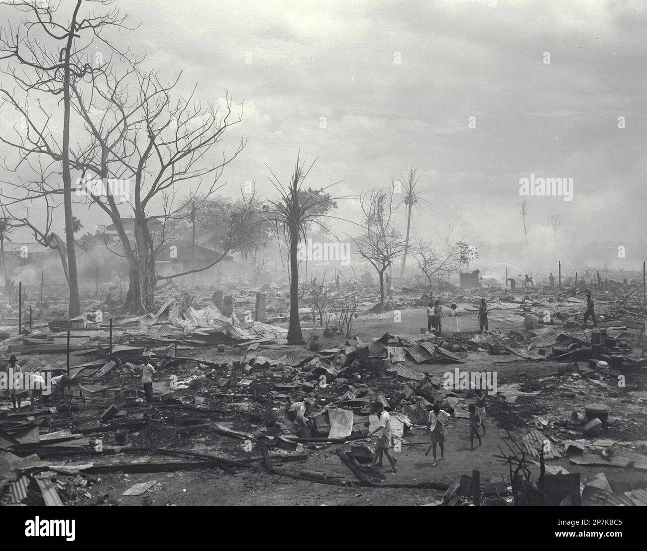 Fire at the squatter settlement in Lorong 3 Geylang, on 16 July, 1953 ...