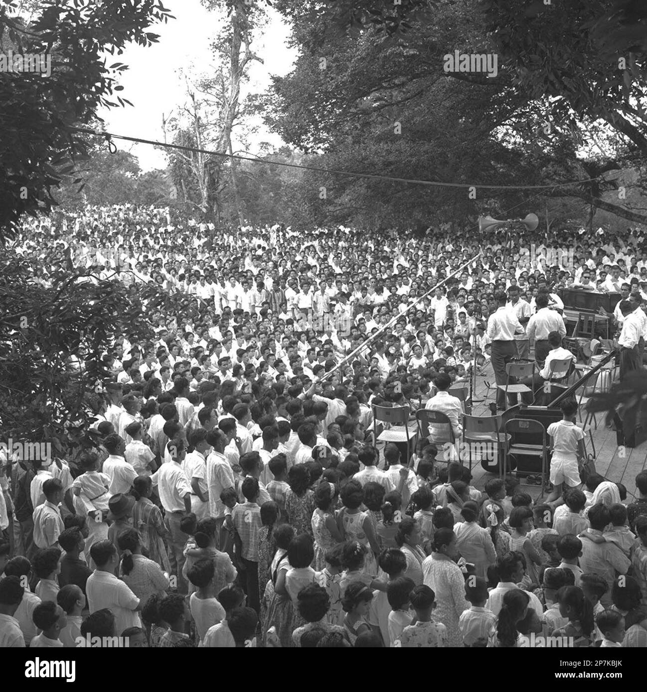 A gigantic crowd jammed the Botanic Gardens on the evening of 2 August ...