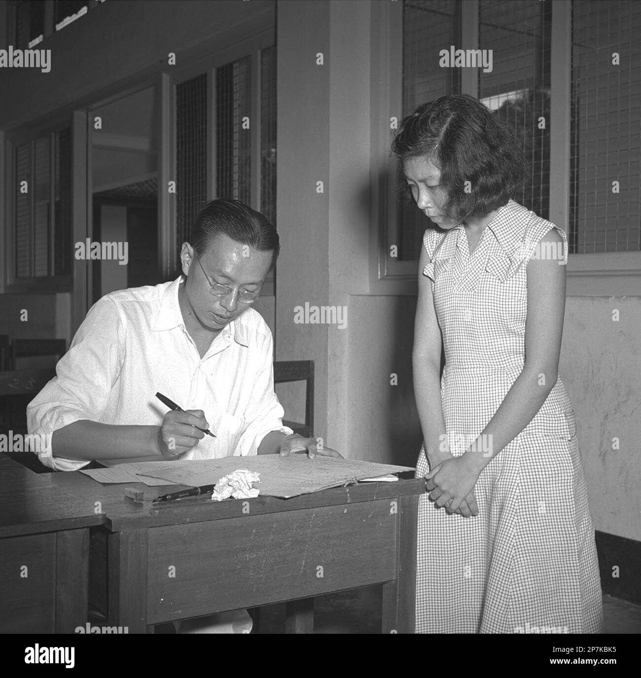 [Chinese School Student Riots of 1954] Girls were re-registering at Nan ...