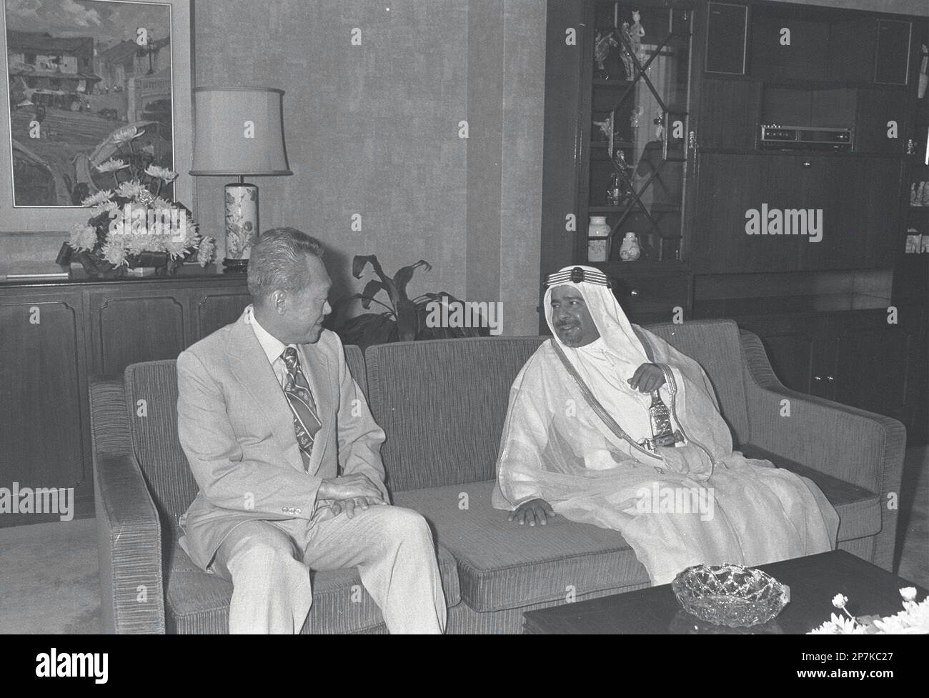 Singapore Prime Minister Lee Kuan Yew (left) called on Shaikh Isa bin ...