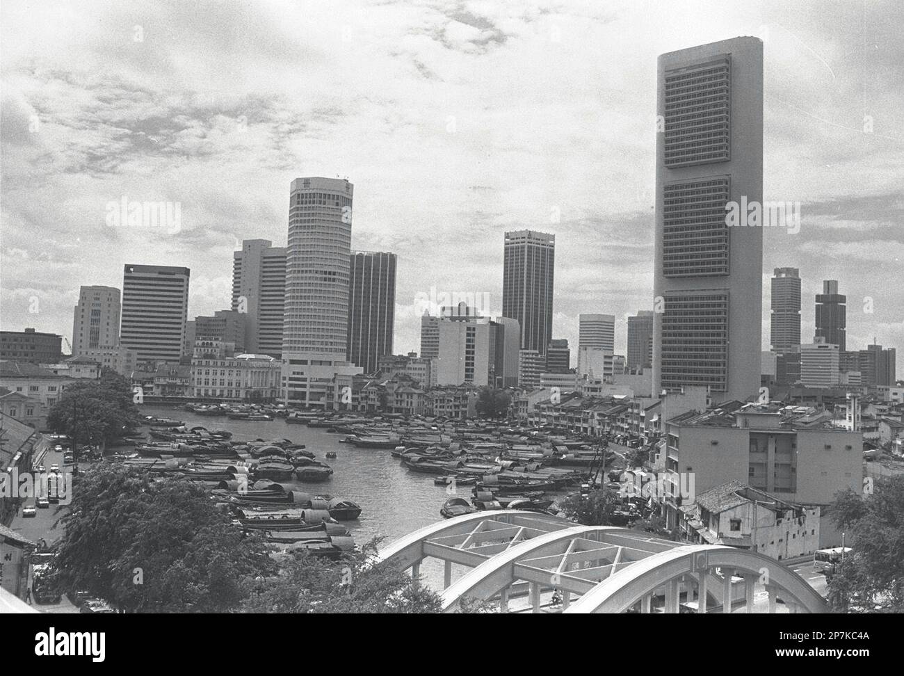 A view of Boat Quay, Singapore River and the financial district ...