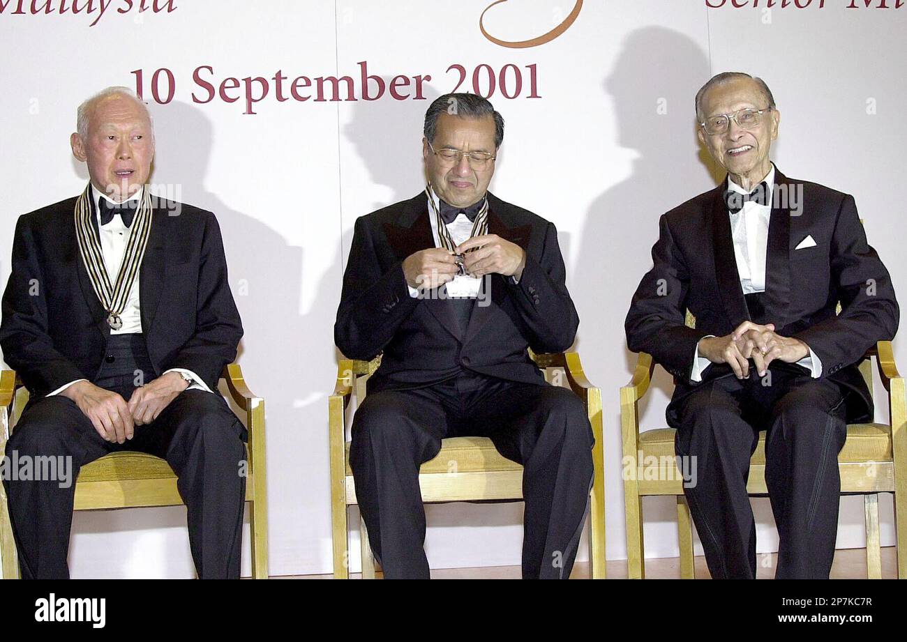 Minister Lee Kuan Yew (left) and Datuk Seri Dr Mahathir Mohamad (centre ...
